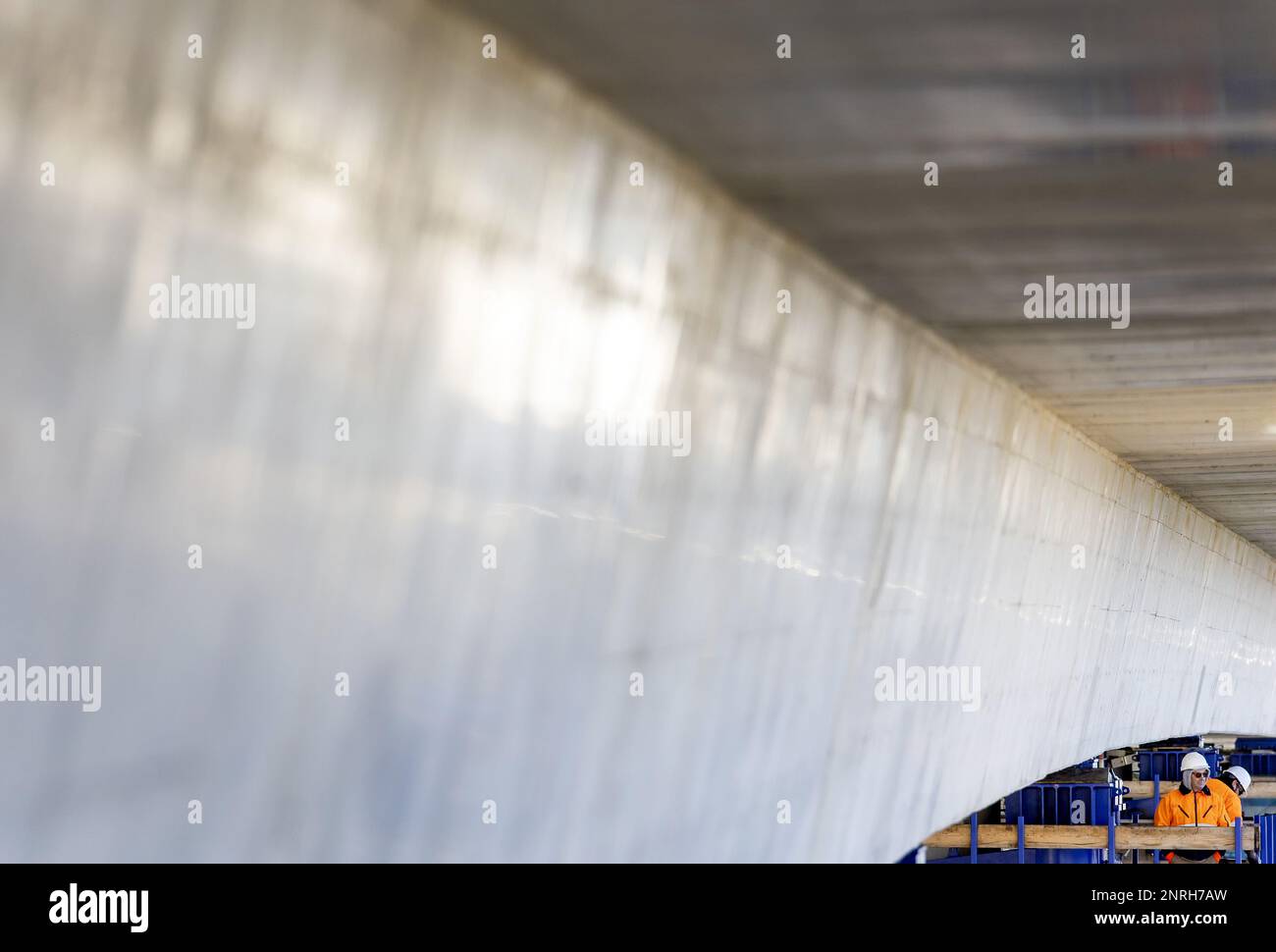 ROTTERDAM - The last part of a new viaduct is being pushed over the ...