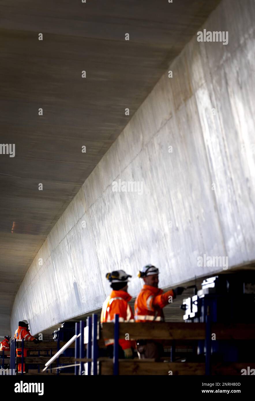 ROTTERDAM - The last part of a new viaduct is being pushed over the ...
