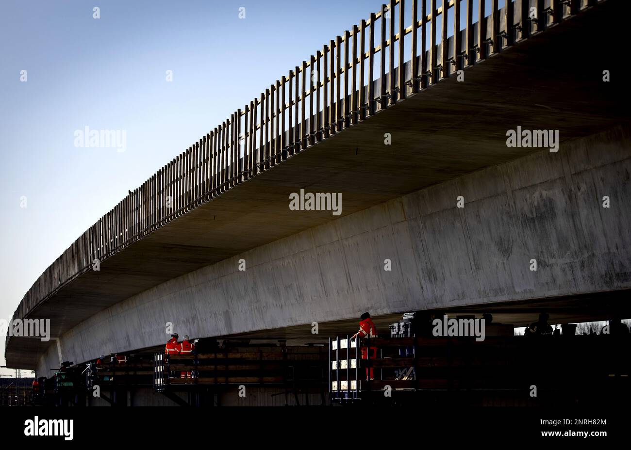 ROTTERDAM - The last part of a new viaduct is being pushed over the ...