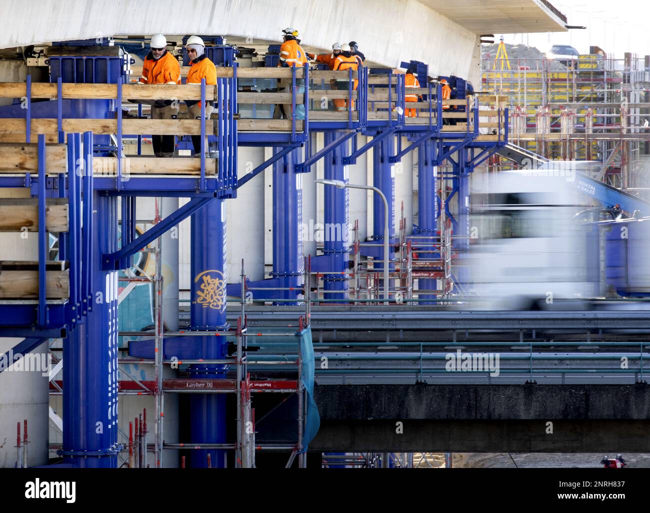 ROTTERDAM - The last part of a new viaduct is being pushed over the ...