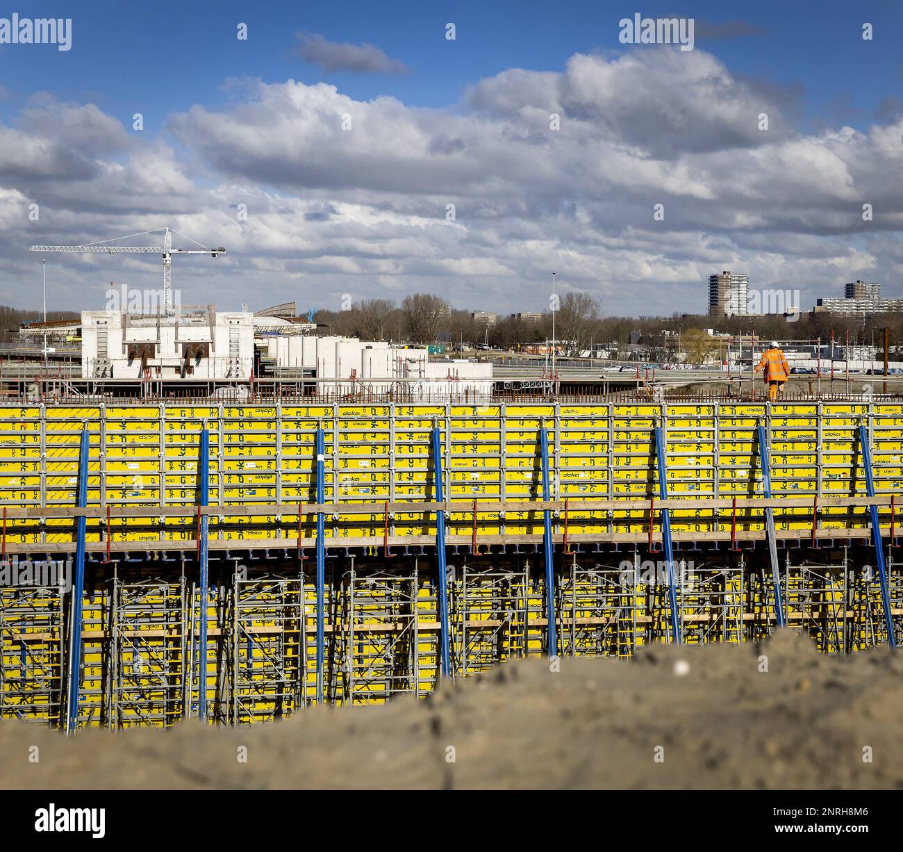 ROTTERDAM - The last part of a new viaduct is being pushed over the ...