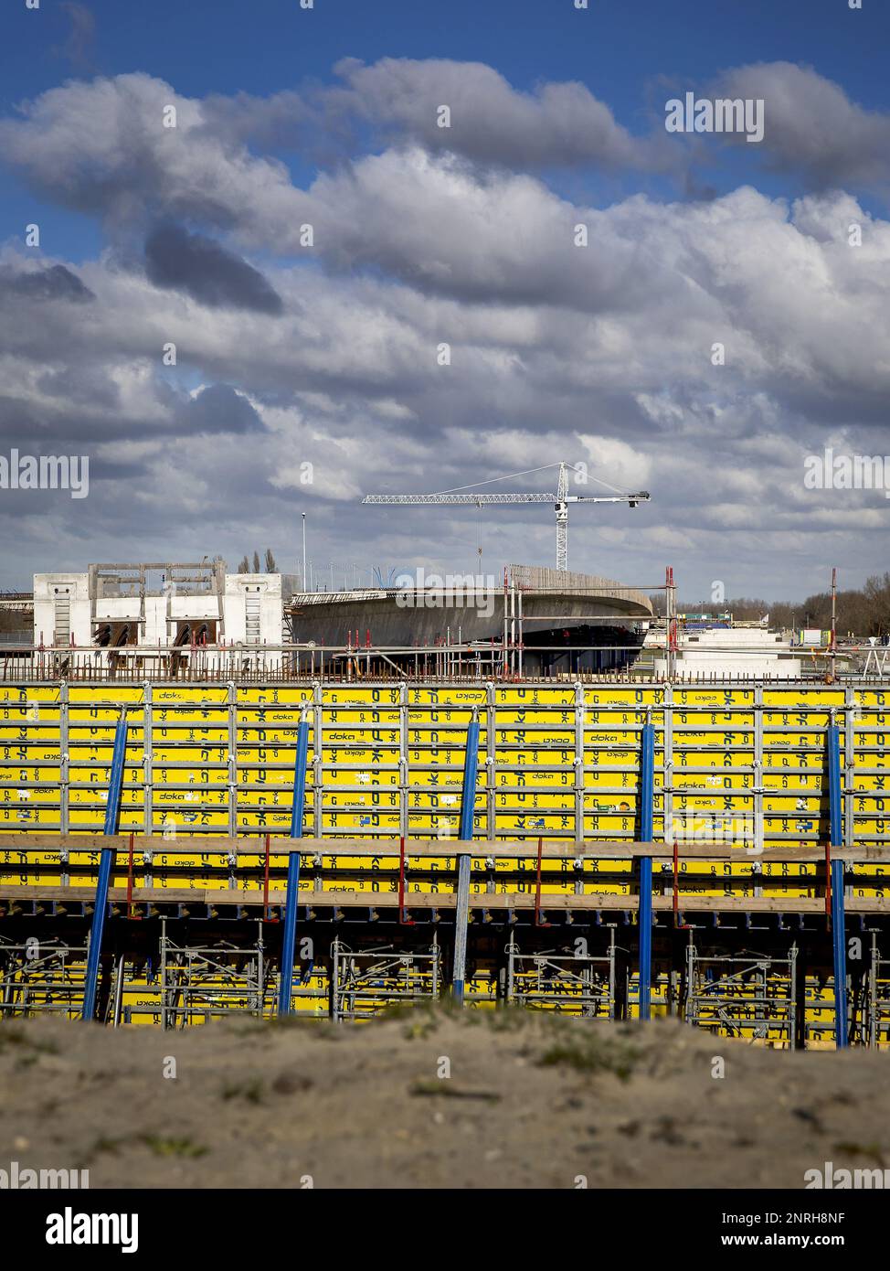 ROTTERDAM - The last part of a new viaduct is being pushed over the ...