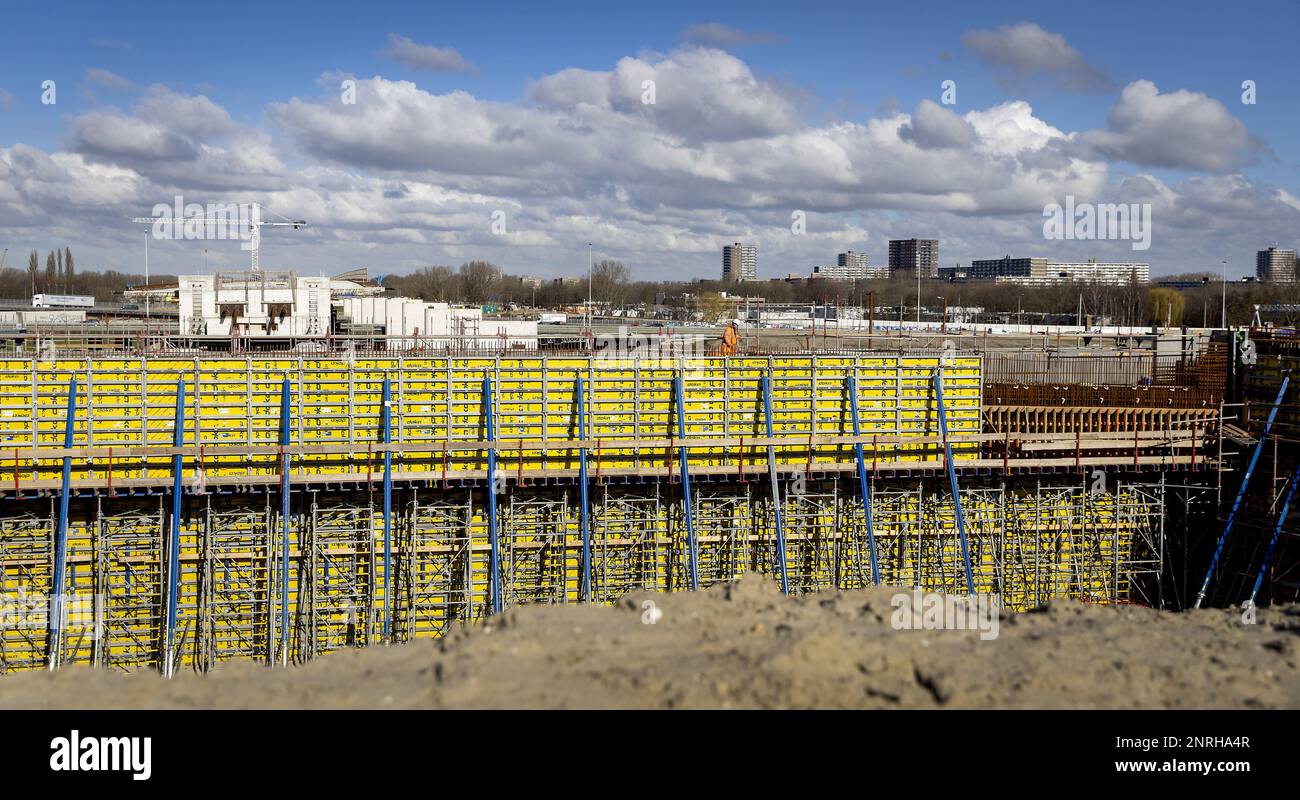 ROTTERDAM - The last part of a new viaduct is being pushed over the ...