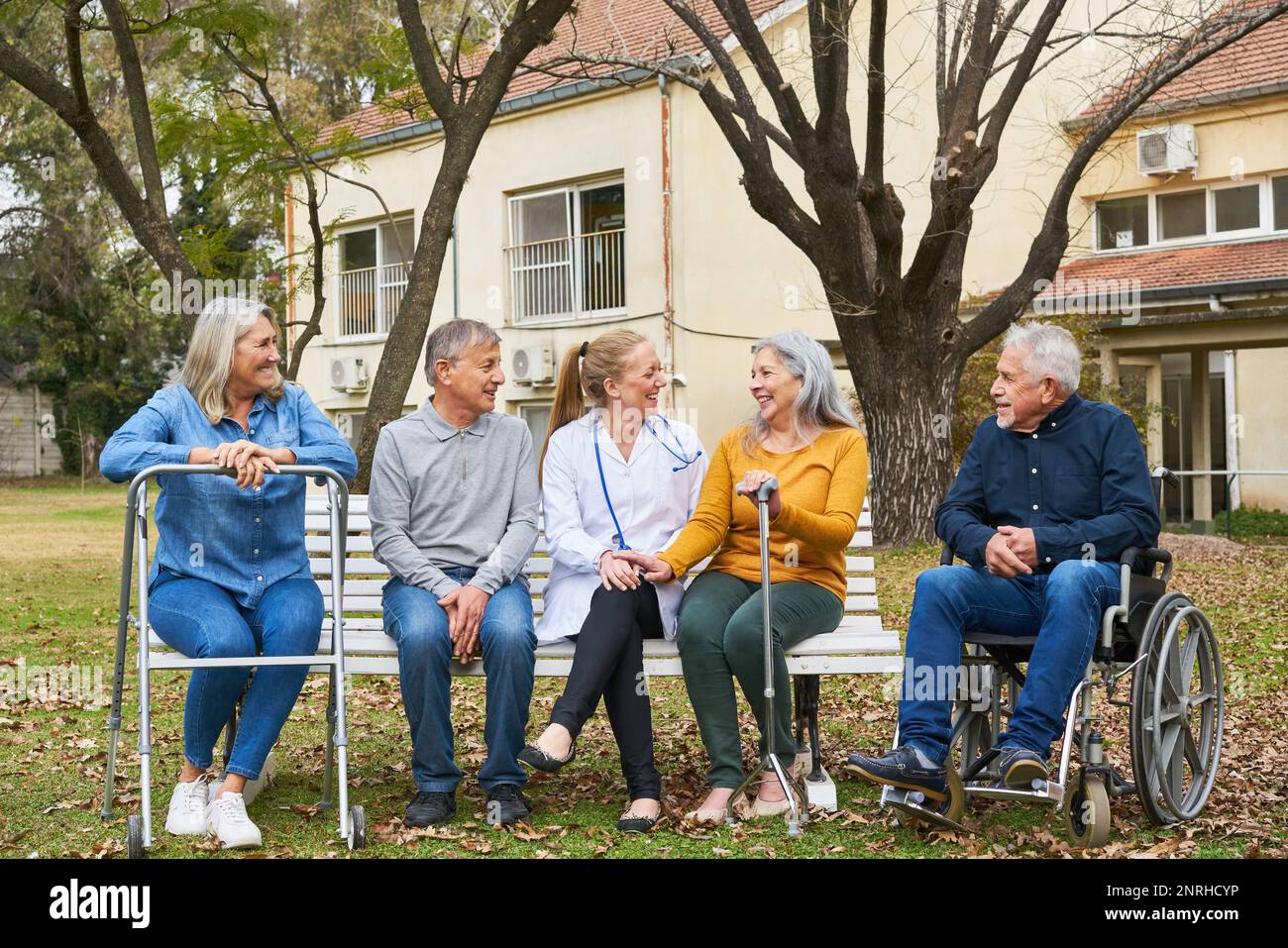 Elderly people sitting on bench hi-res stock photography and images - Alamy
