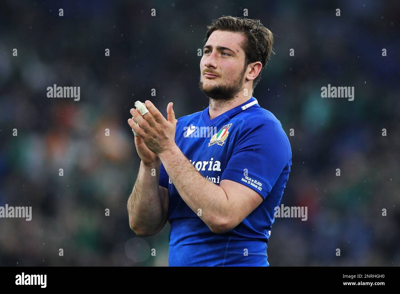 Giovanni Pettinelli of Italy greets his supporters at the end of the ...