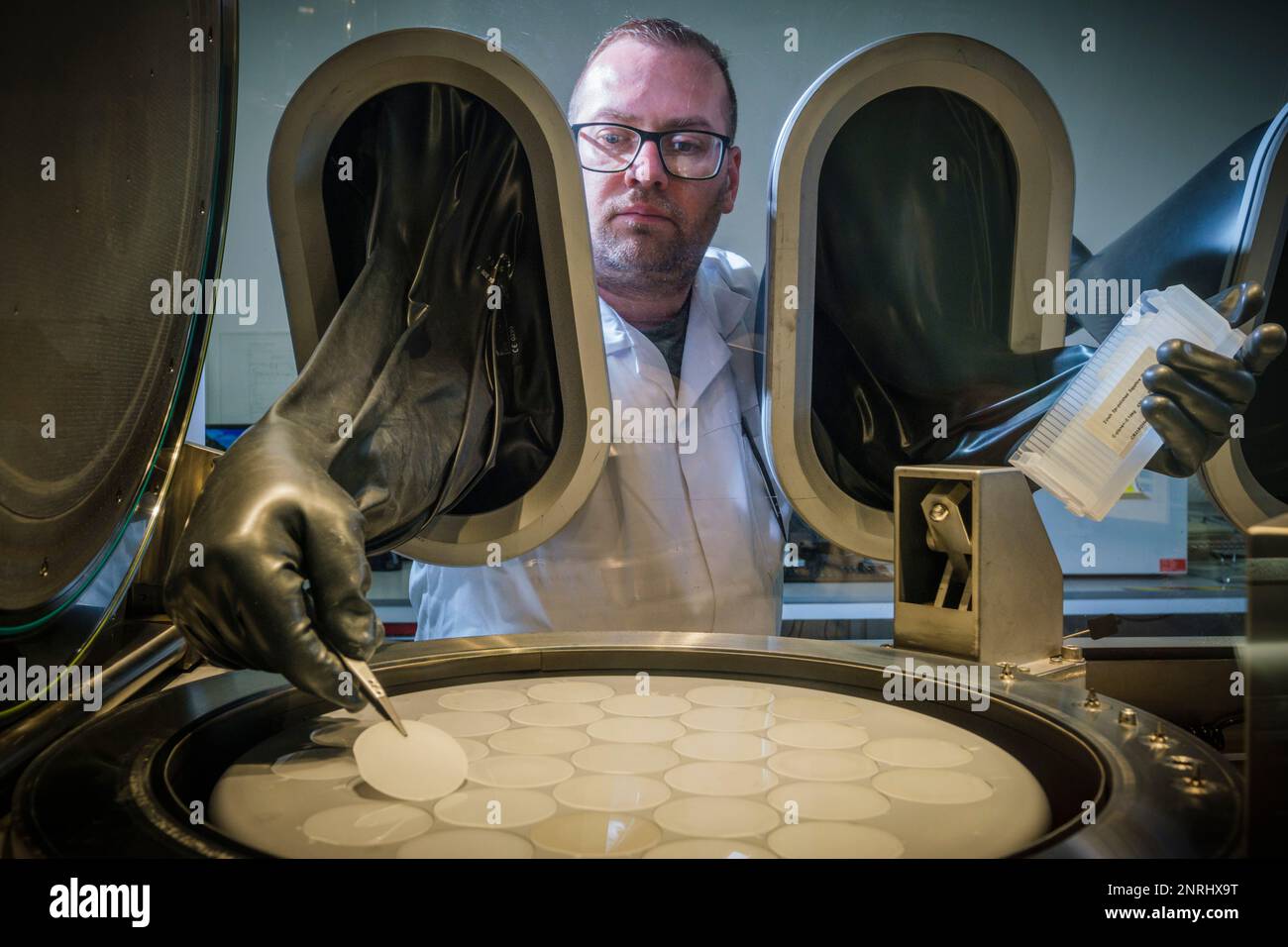 Metal organic chemical vapour deposition hi-res stock photography and ...