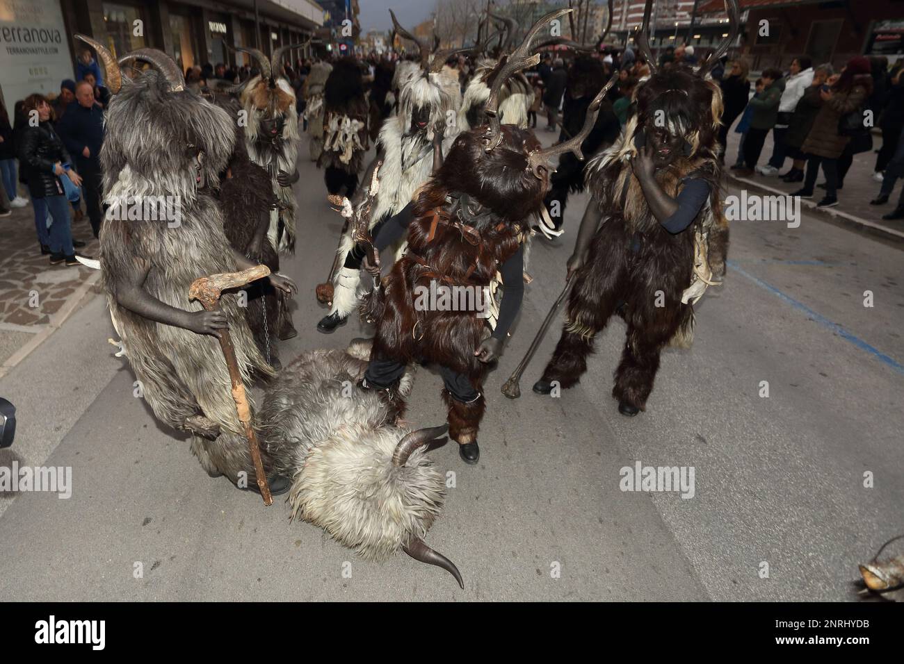 Masques zoomorphes du carnaval europeen hi-res stock photography and ...