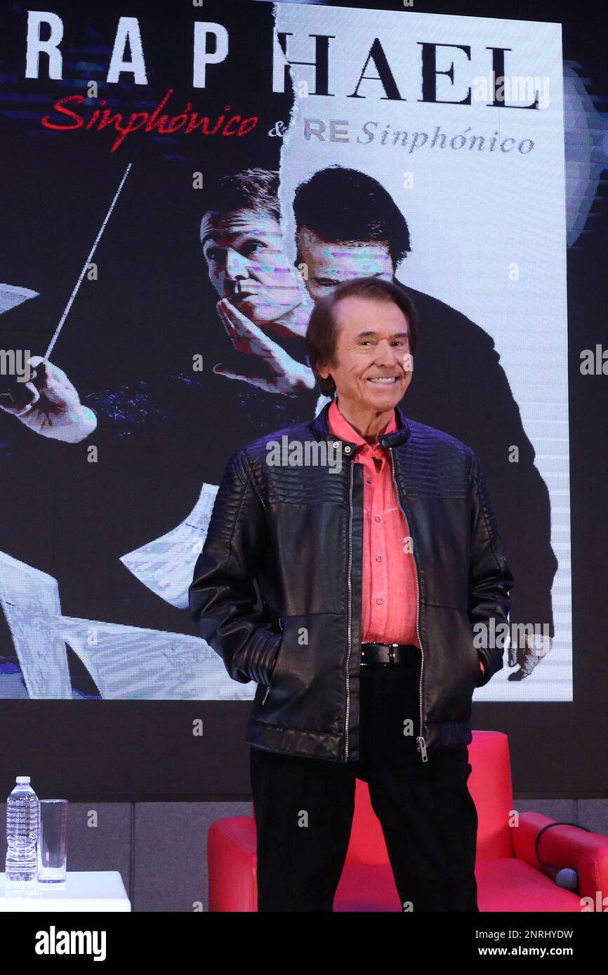 Photo by: CT/EPX/STAR MAX/IPx 12/3/19 Spanish singer Raphael poses for photos during a press ...