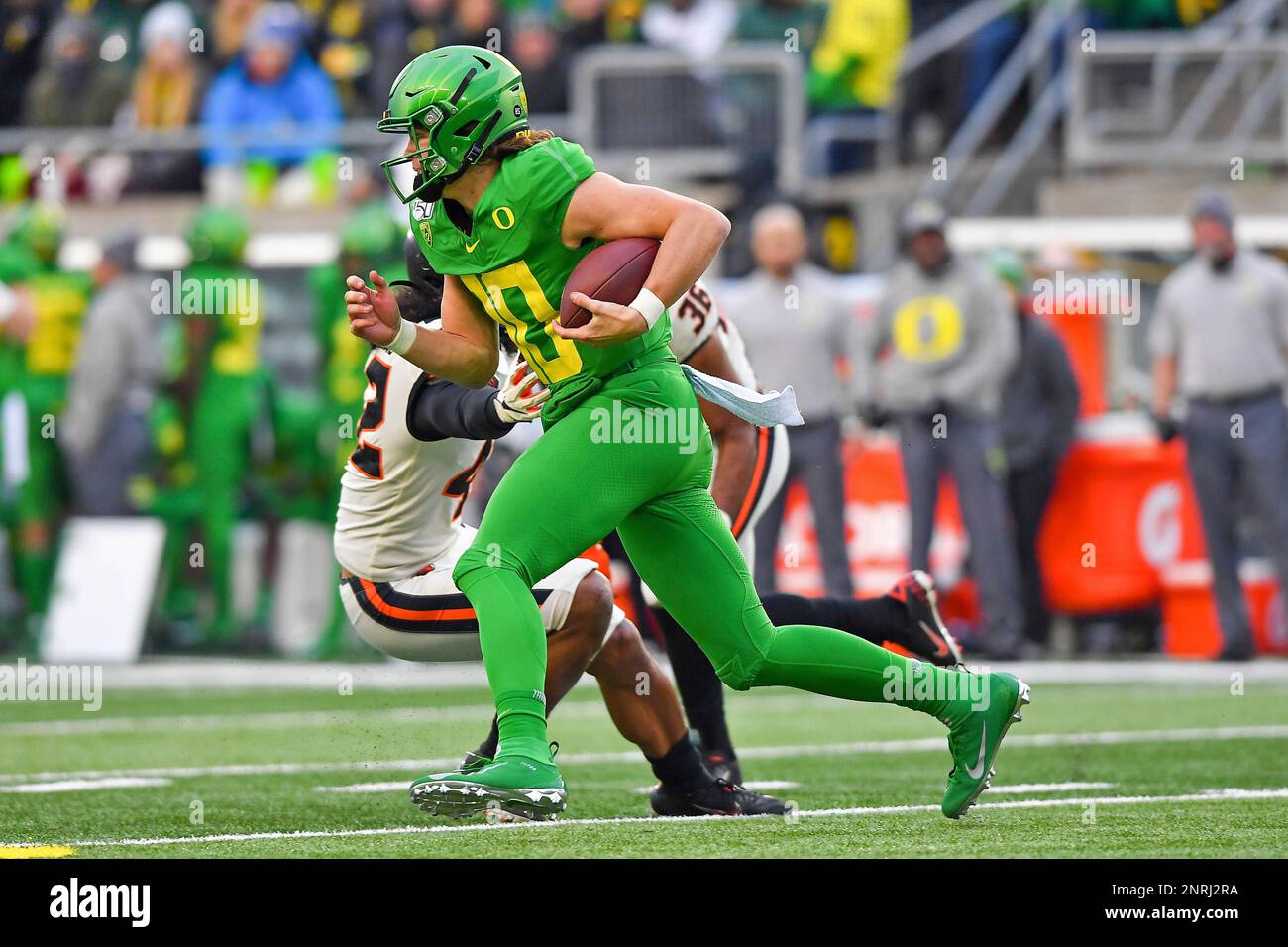 Oregon Ducks quarterback Justin Herbert (10) scrambles for yards during ...