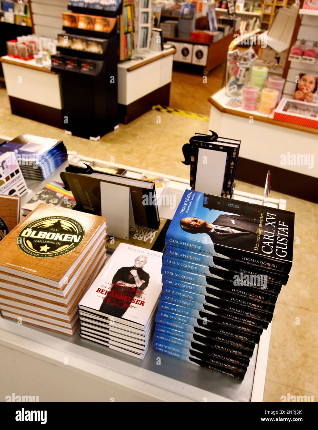 The book that all of Sweden is talking about, "Carl XVI Gustaf - den ...