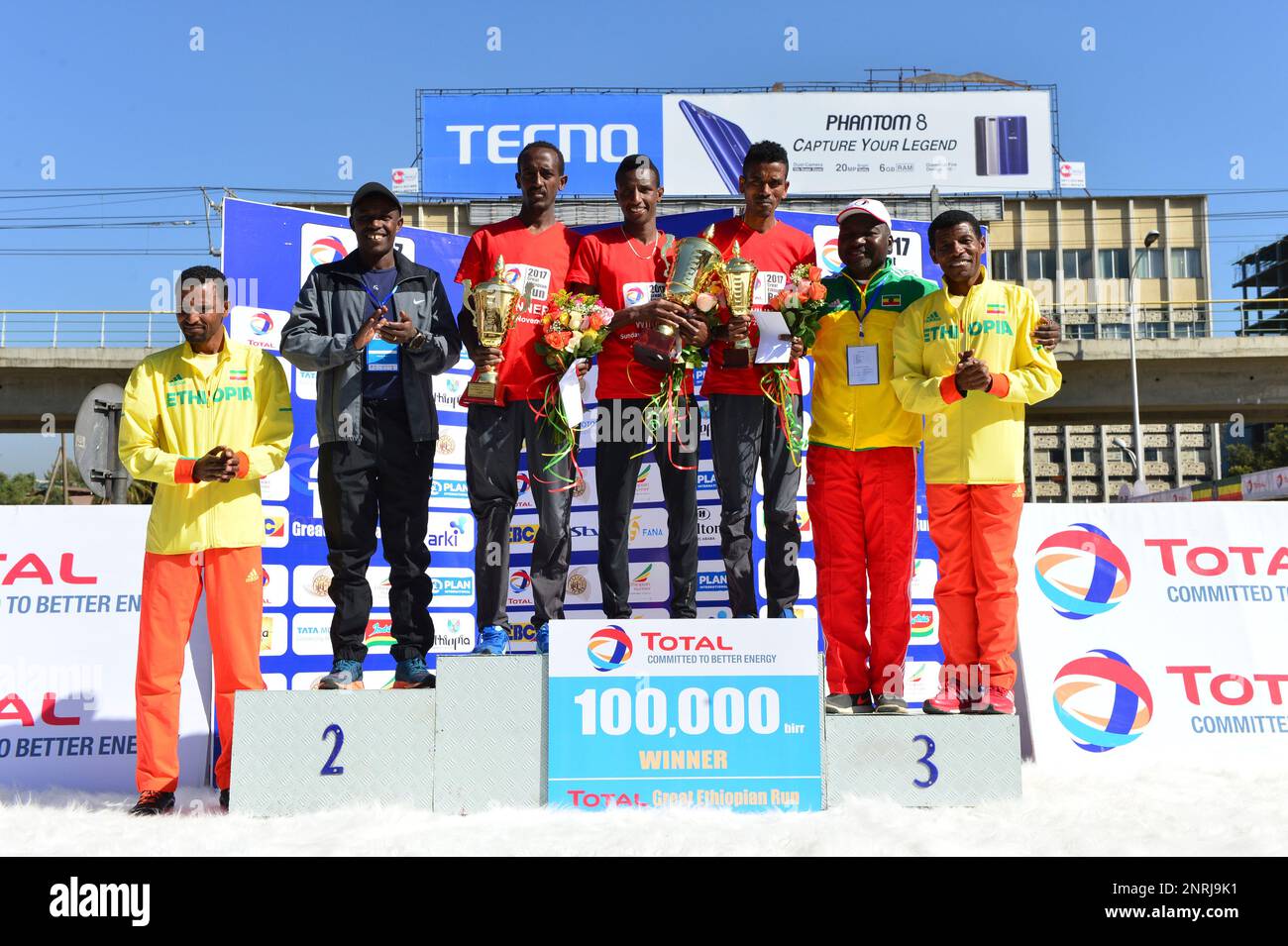 Hailie Gebreselassie (right) poses with men's winner Selemon Barega ...