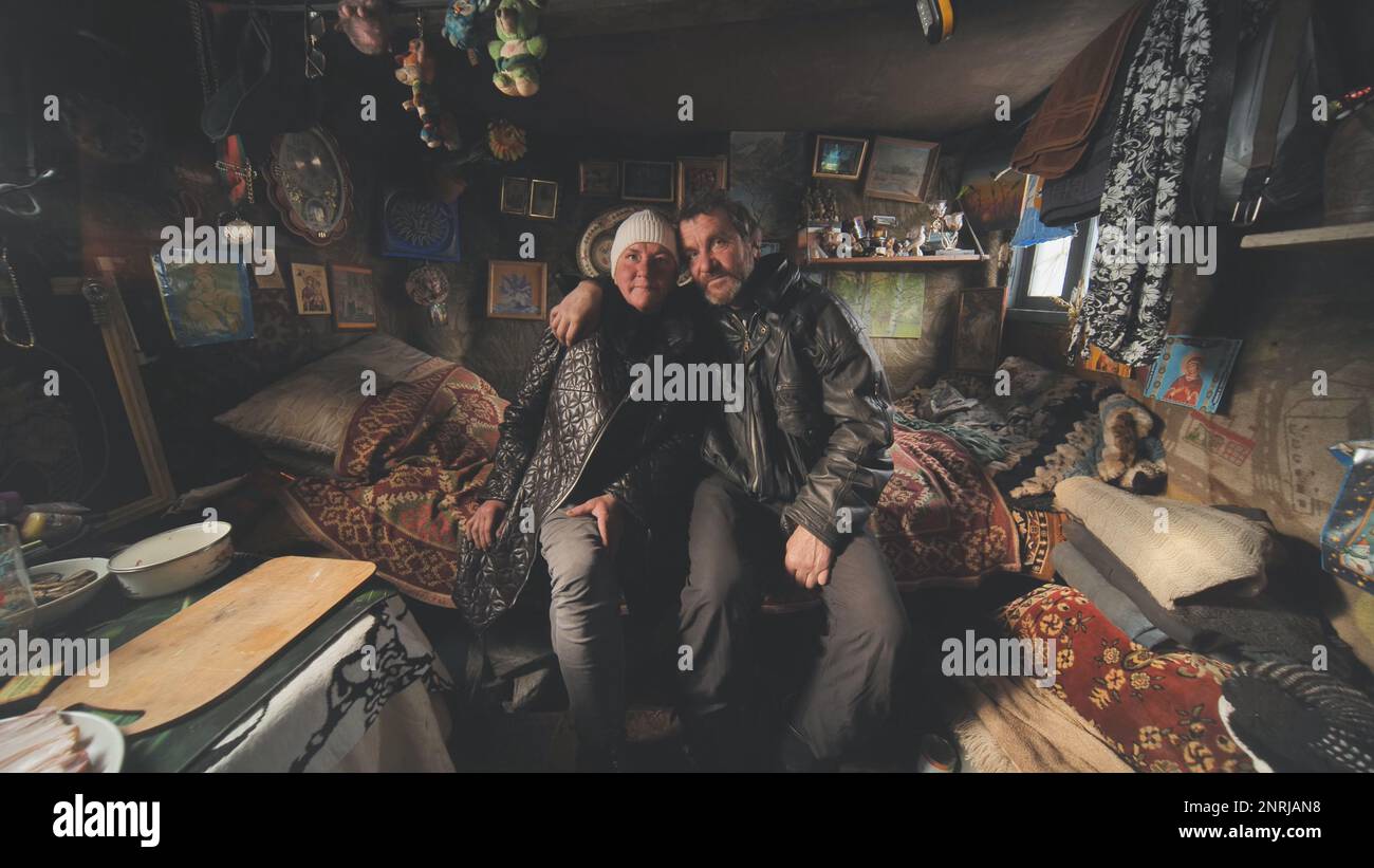 A homeless couple tells a story in their cabin Stock Photo - Alamy