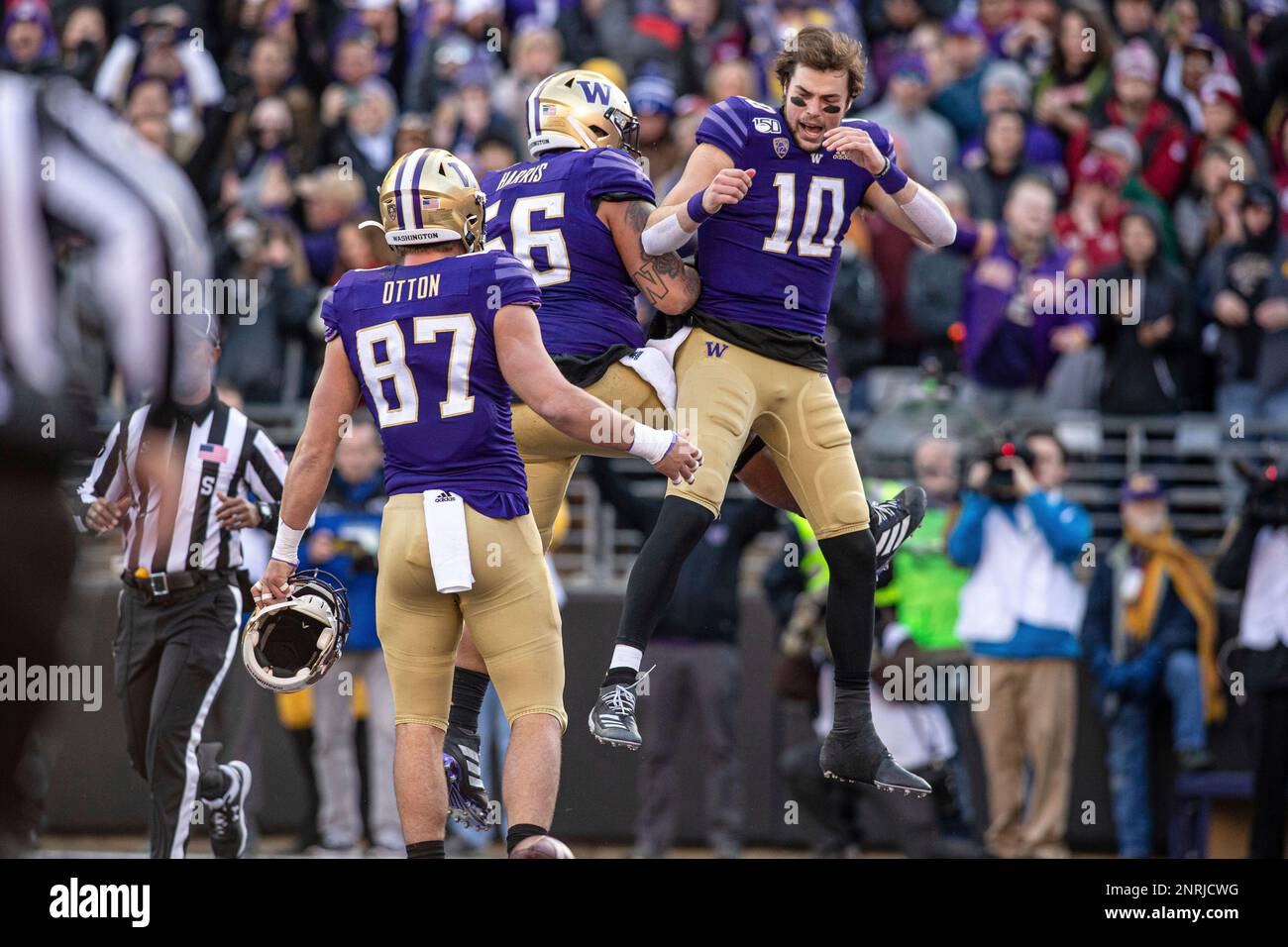 Washington Huskies quarterback Jacob Eason (10) celebrates with ...