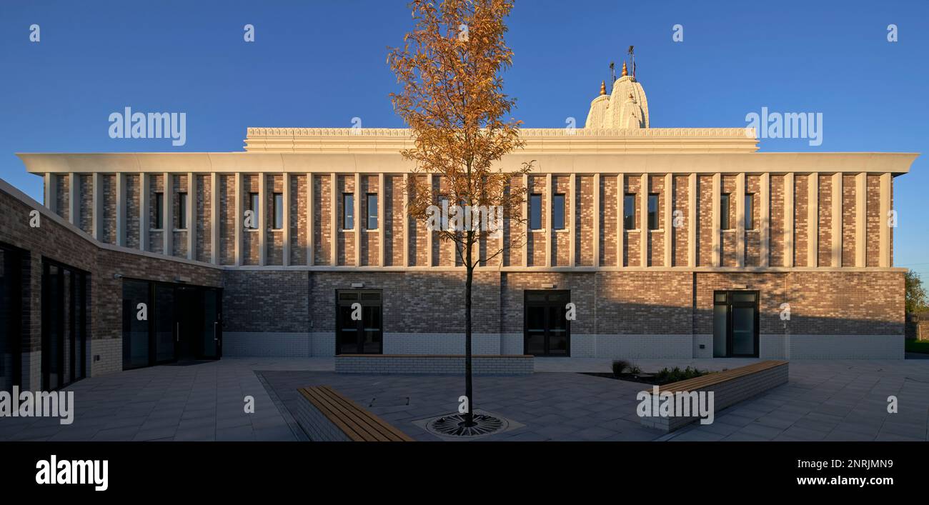 Front view last light. Shree Swaminarayan Mandir, Oldham, United ...