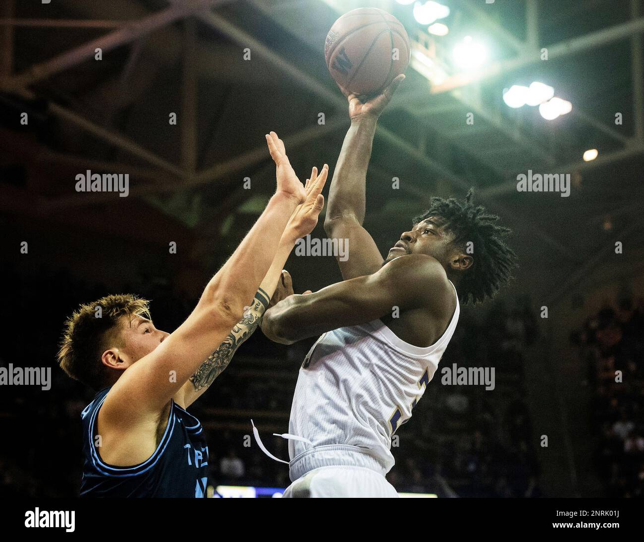 Washington forward Isaiah Stewart (33) shoots over San Diego forward ...