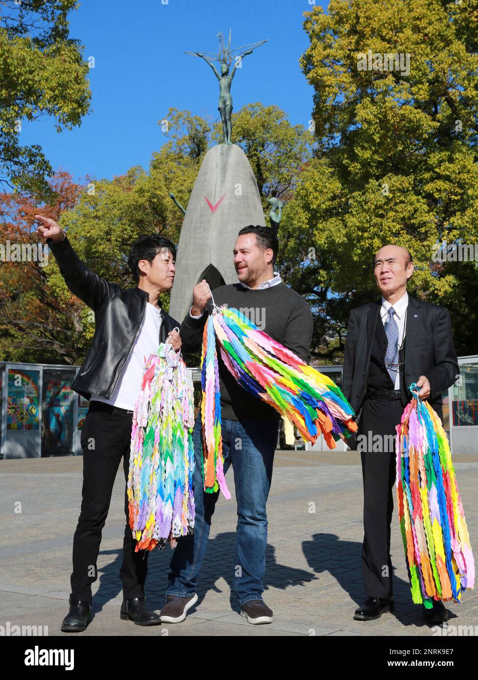 A film director Richard Raymond (C) visits Hiroshima Peace Memorial ...