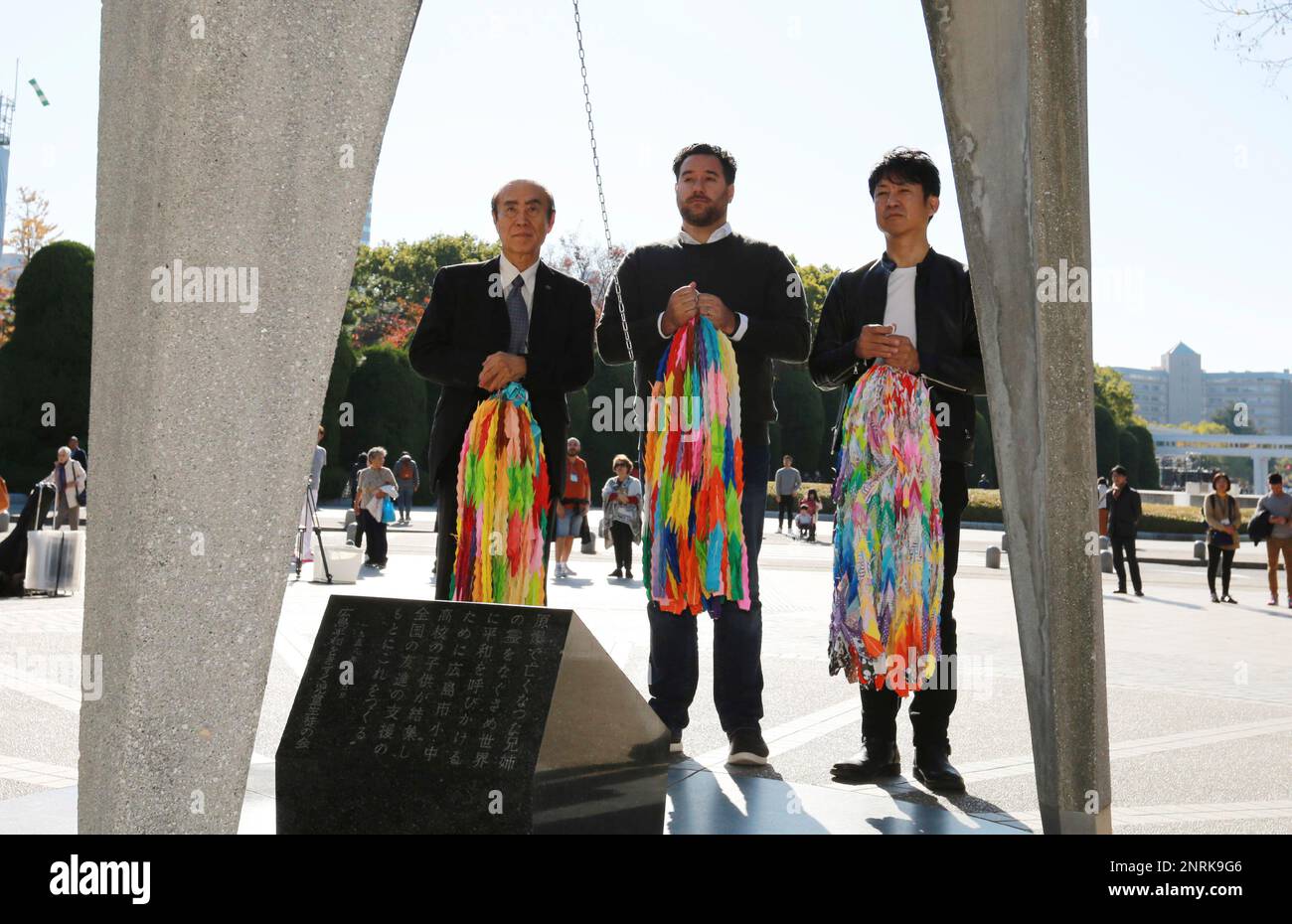 A film director Richard Raymond (C) visits Hiroshima Peace Memorial ...