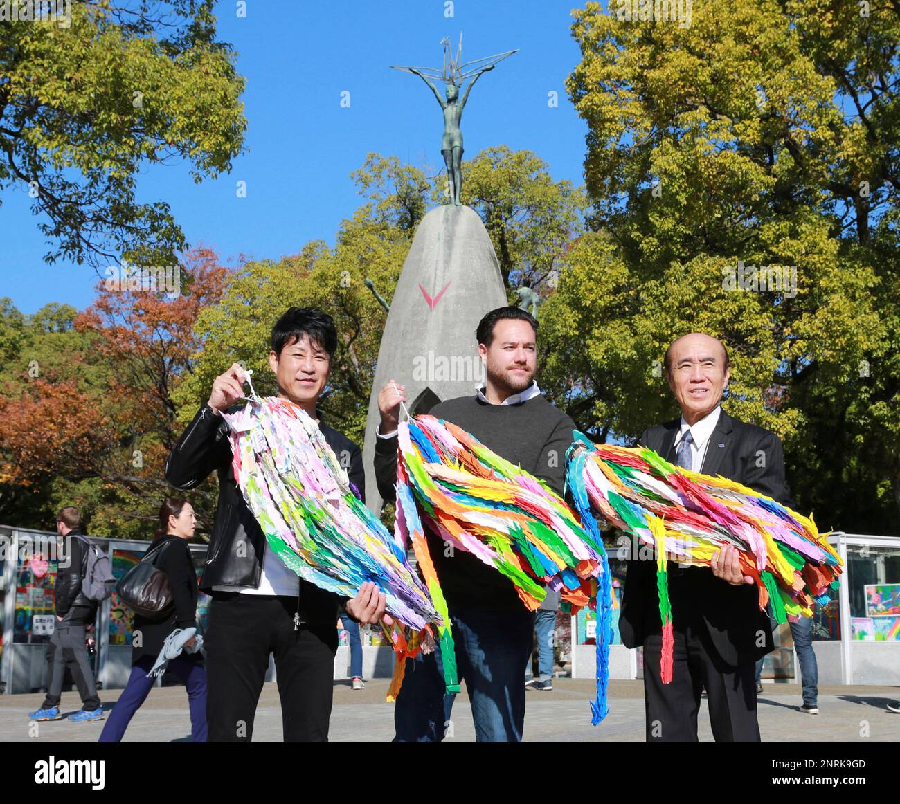 A film director Richard Raymond (C) visits Hiroshima Peace Memorial ...