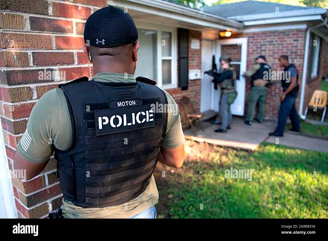 Law enforcement officers working in concert with the U.S. Marshals ...