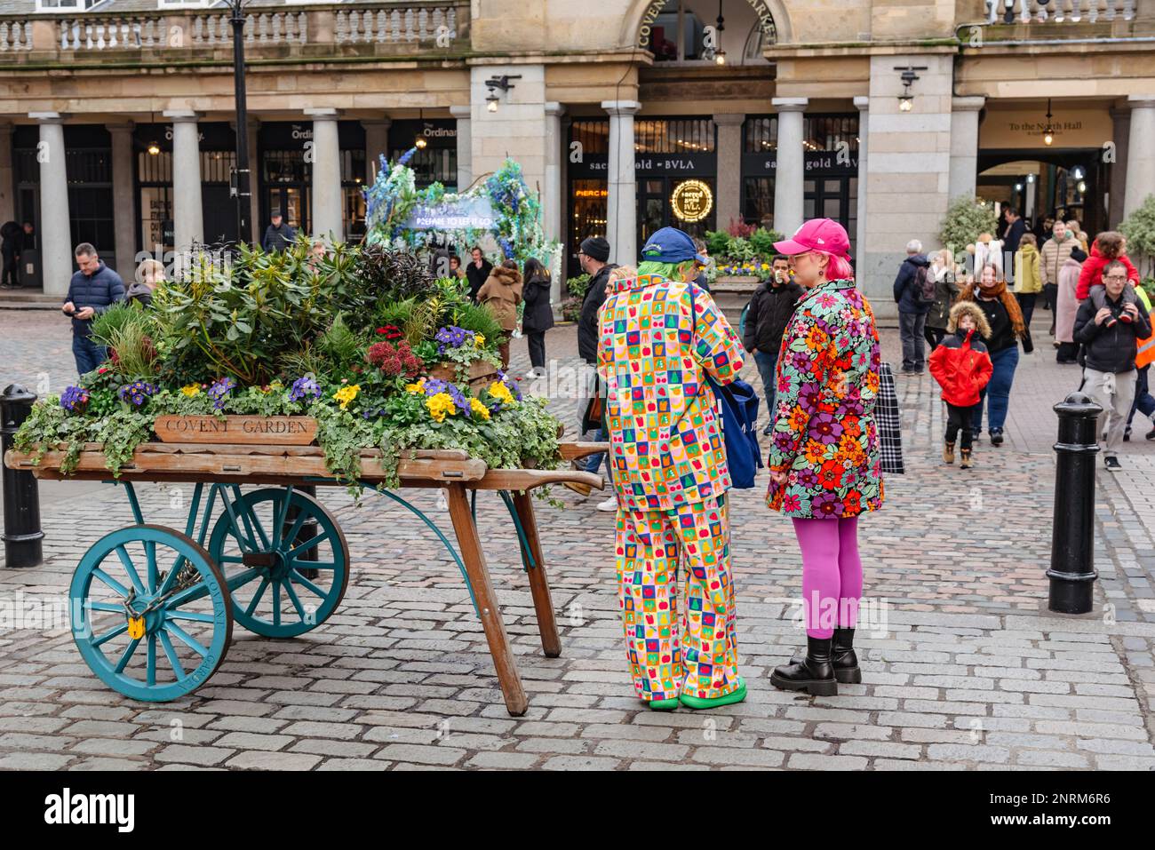 People at a flower barrow in Covent Garden Stock Photo - Alamy