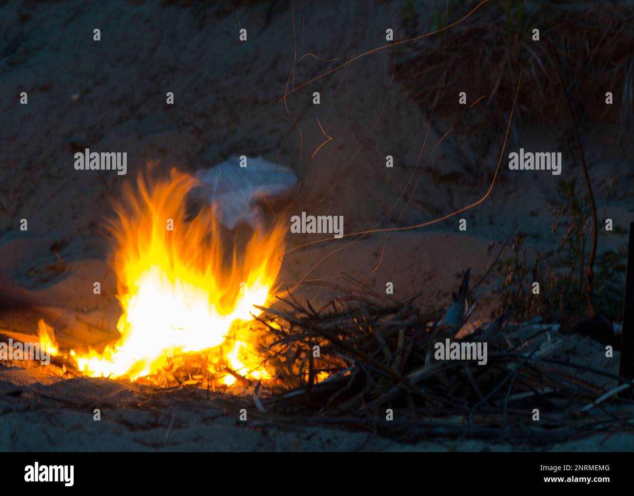 Campfire nature hi-res stock photography and images - Alamy