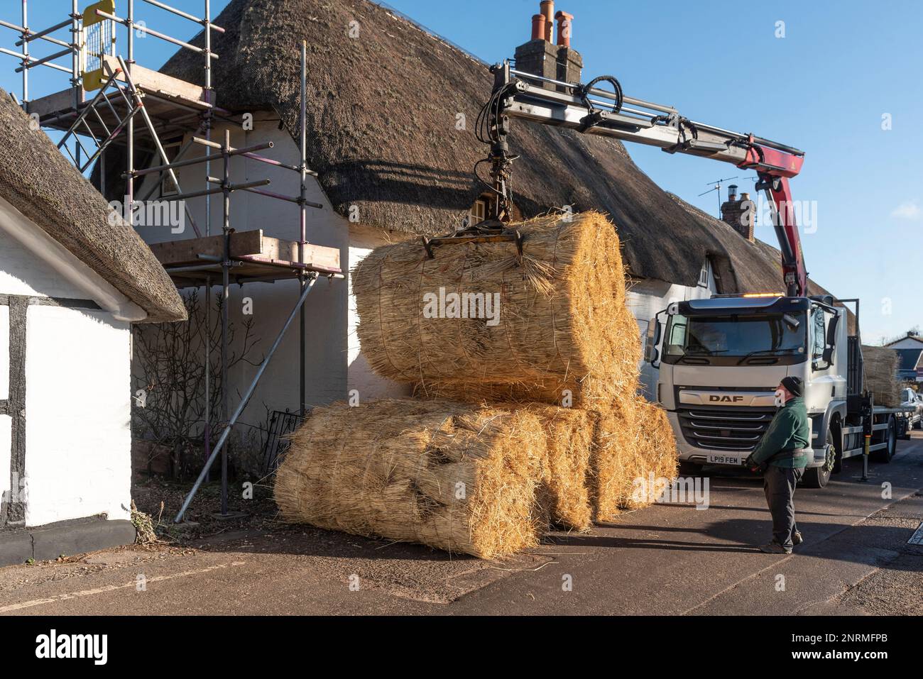 Lifting bales of straw hi-res stock photography and images - Alamy