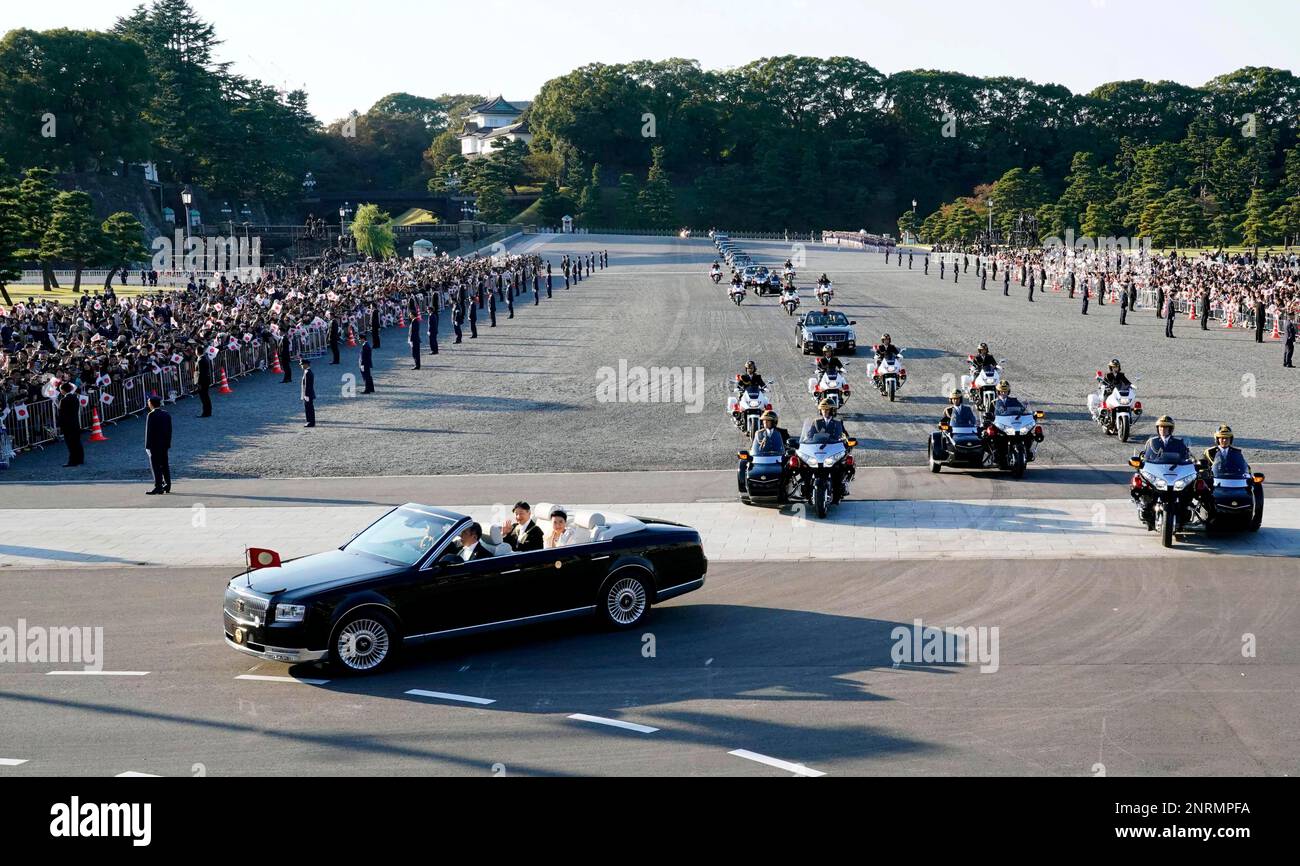 Japanese Emperor Naruhito, center left, and Empress Masako, center ...