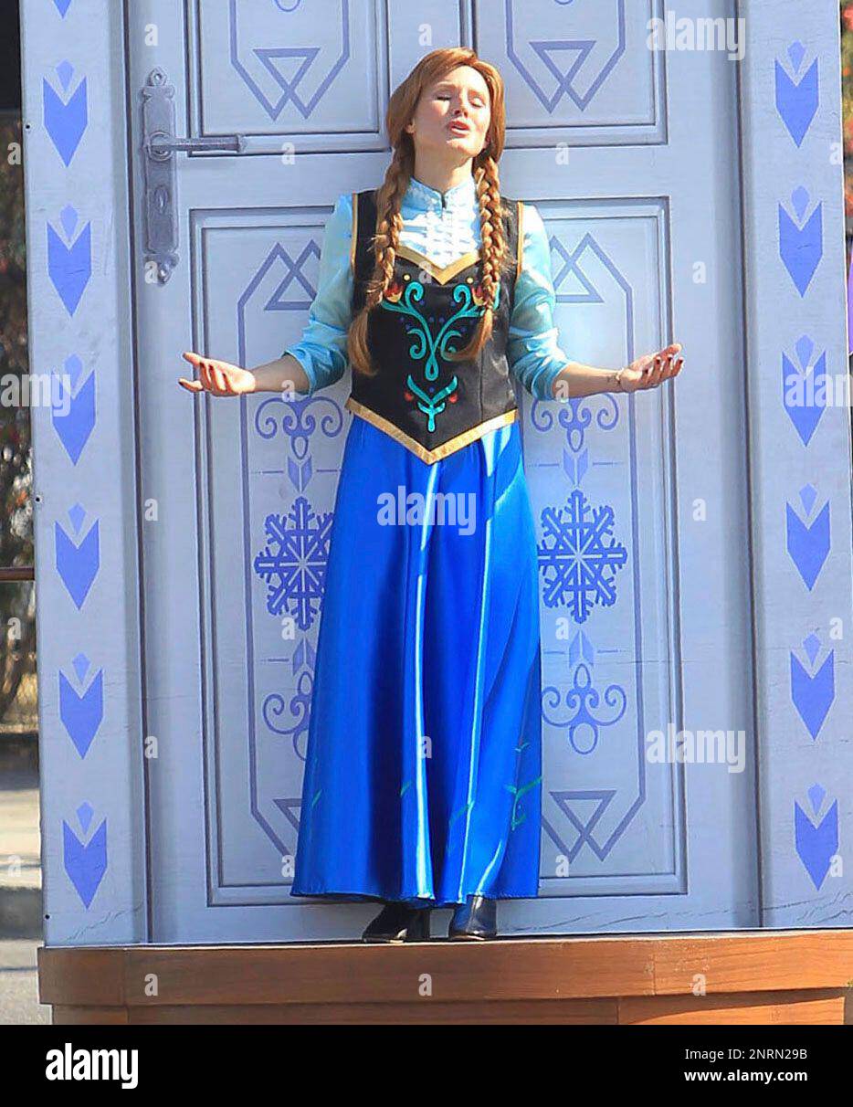 Photo by: zz/STRF/STAR MAX/IPx 2019 11/6/19 Kristen Bell is seen in ...