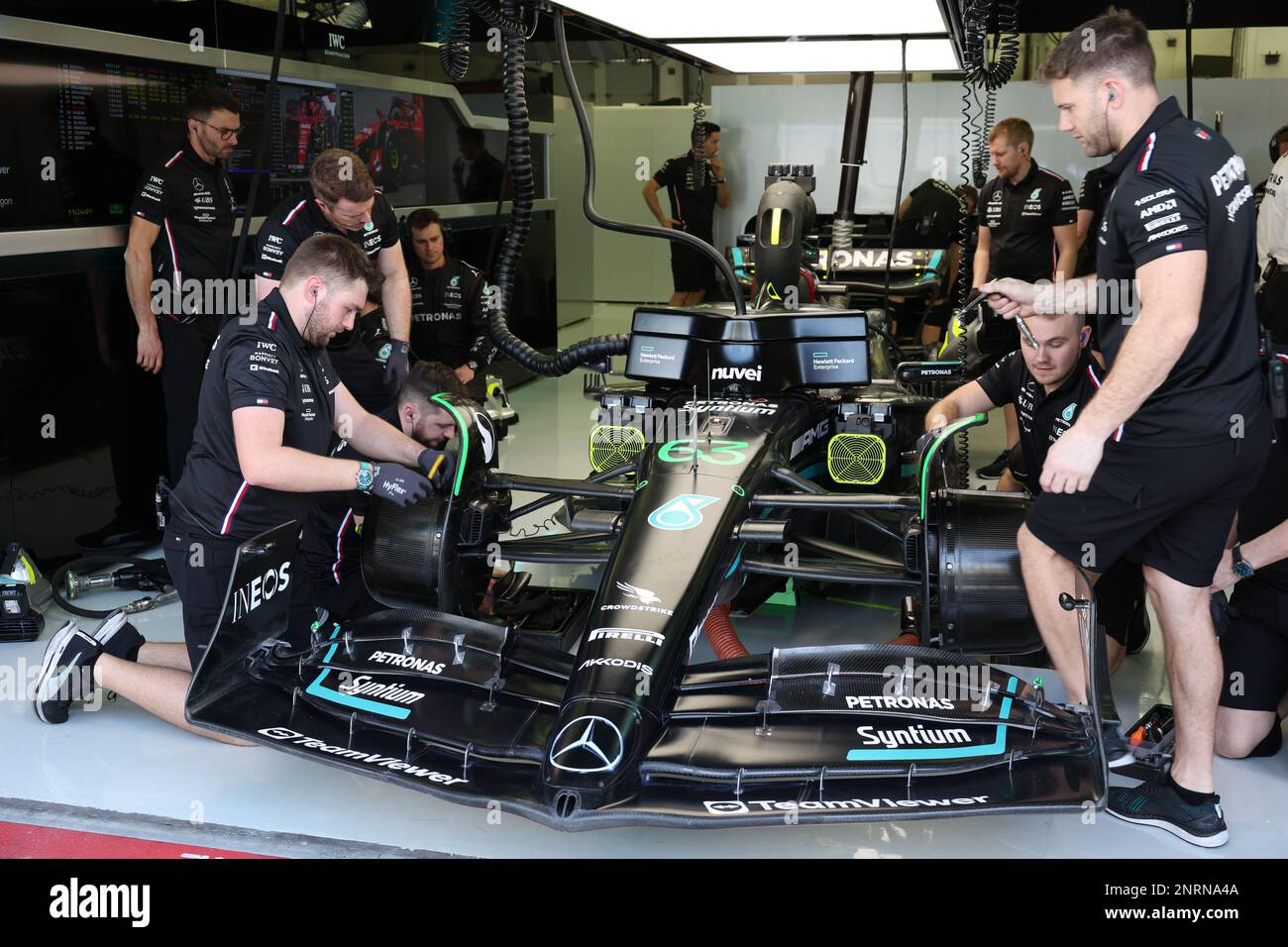 63 RUSSELL George (gbr), Mercedes AMG F1 Team W14, box mechanic ...