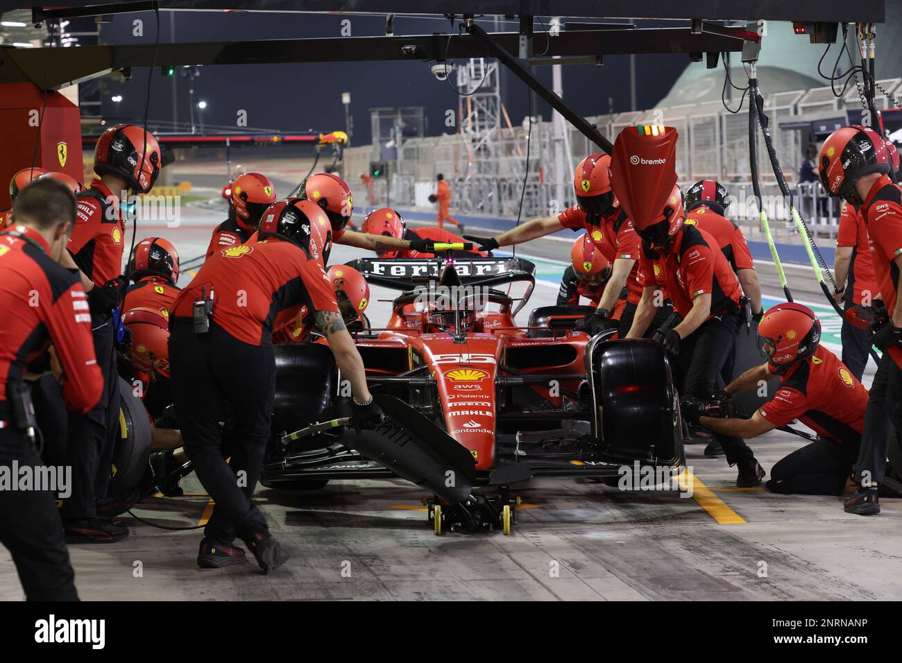 55 SAINZ Carlos (spa), Scuderia Ferrari SF-23, action pitstop, pitlane, mechanic, mecanicien ...