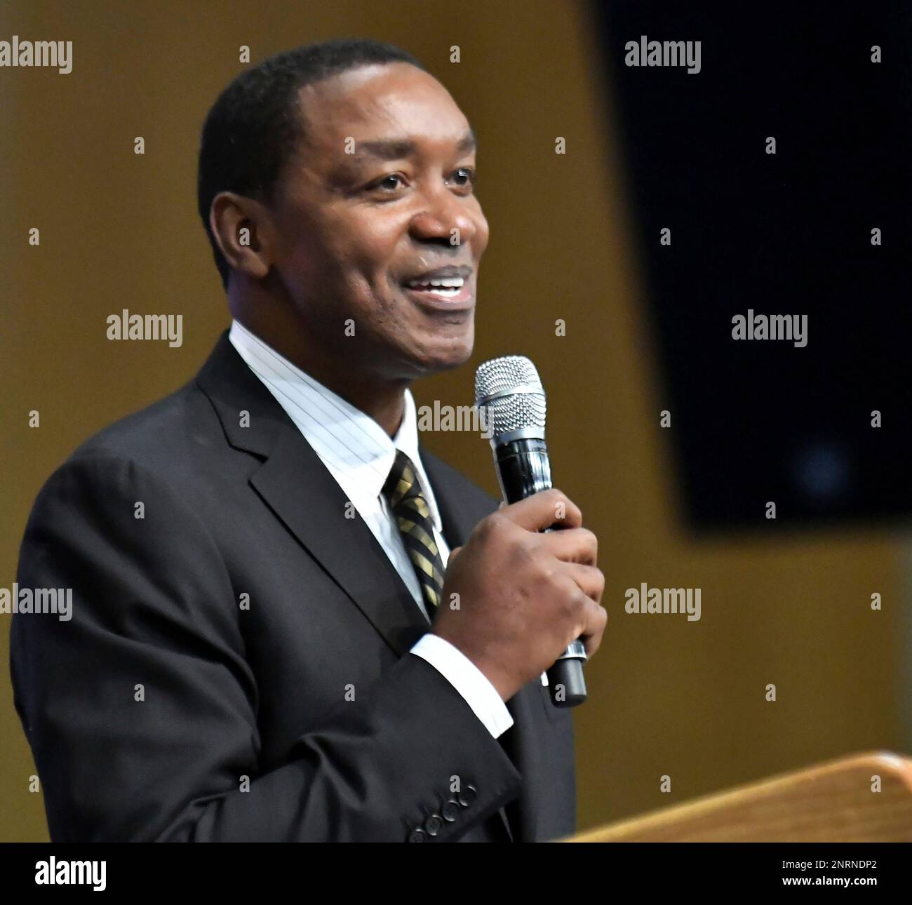 Former Detroit Piston and Hall of Fame point guard Isiah Thomas speaks ...