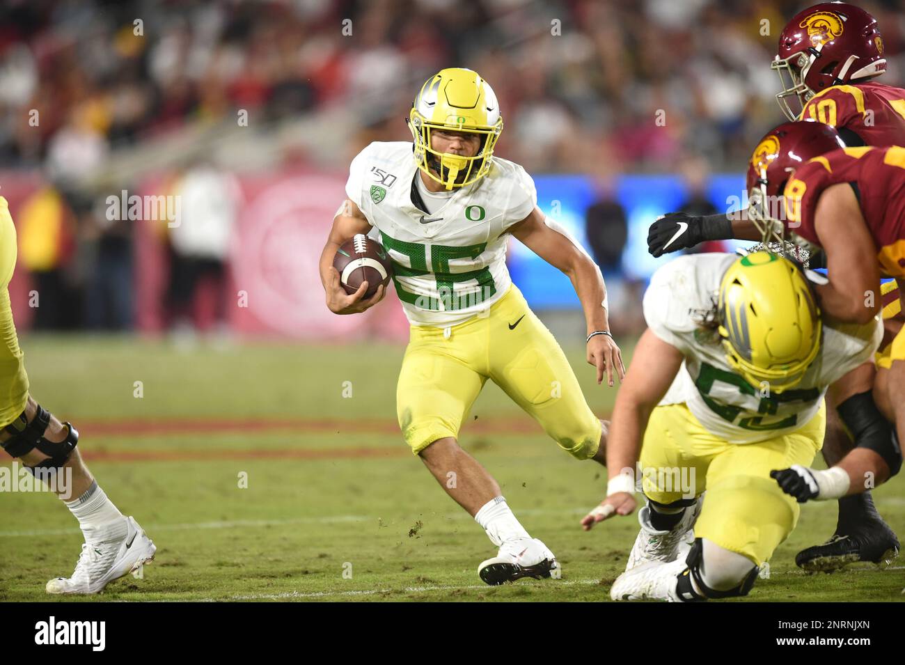 LOS ANGELES, CA - NOVEMBER 02: Oregon (26) Travis Dye (RB) runs the ...