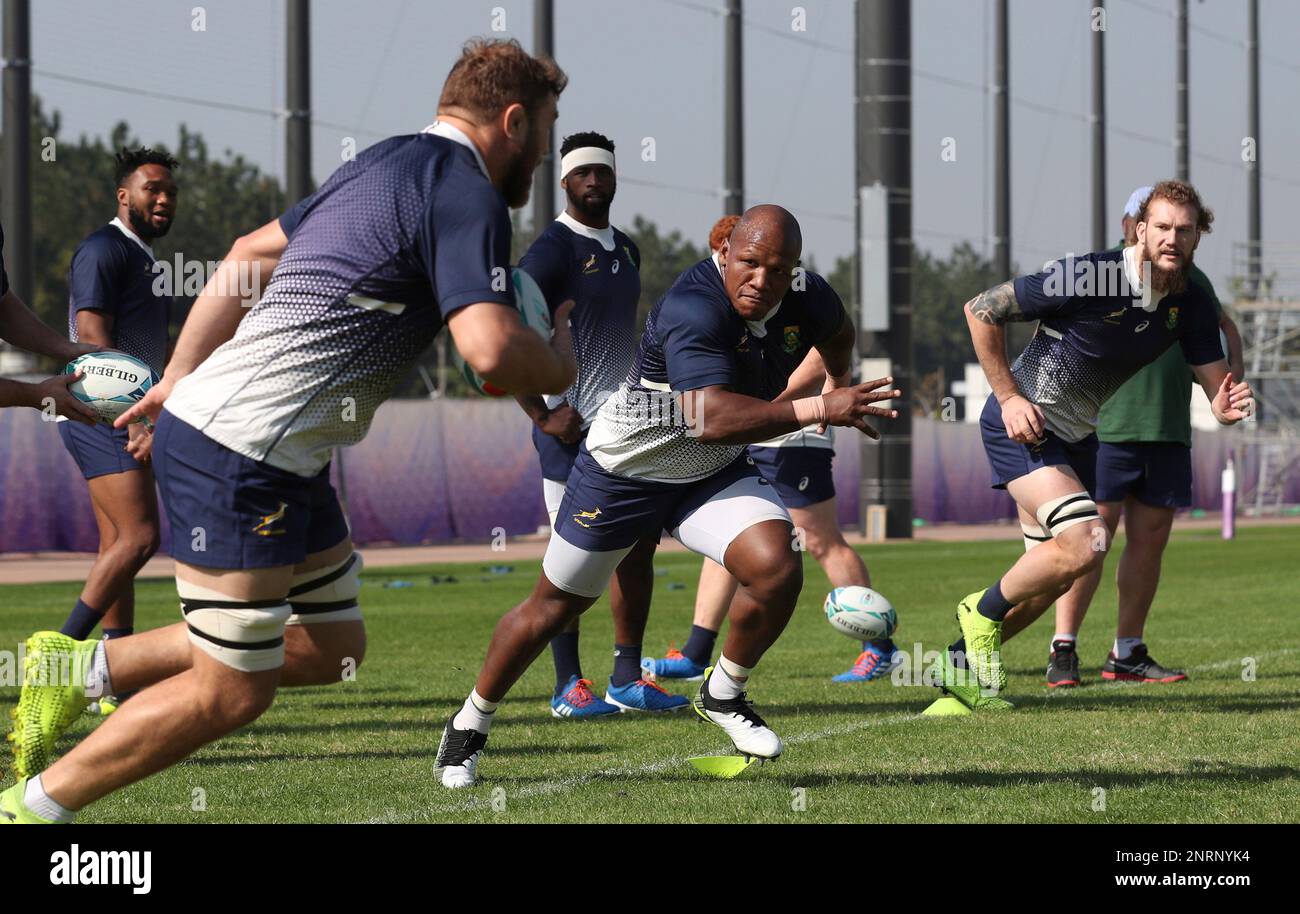 South Africa's Mbongeni Mbonambi (C) attends a captain's run in Urayasu ...