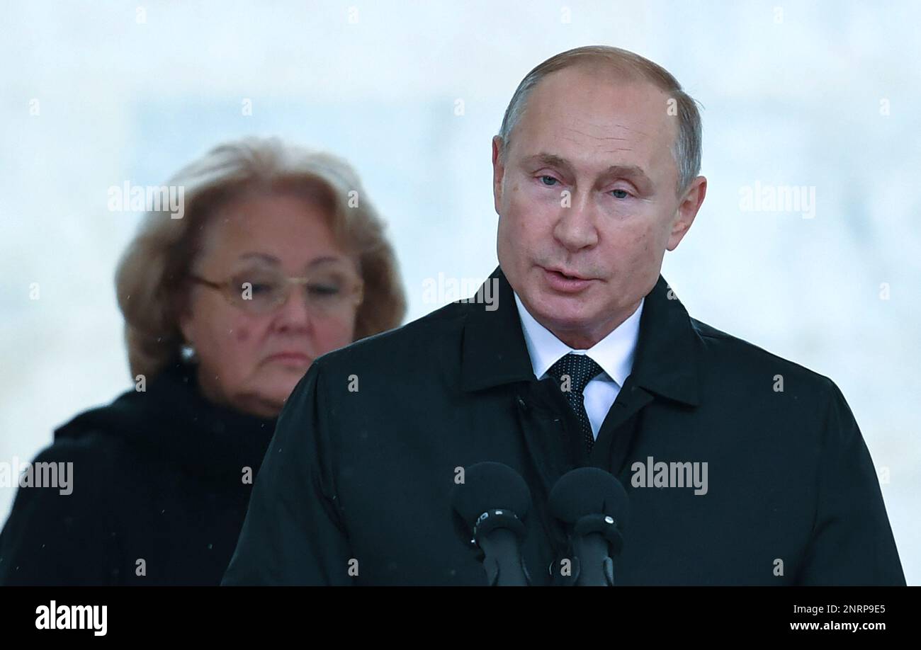 Russian President Vladimir Putin, right, and Yevgeny Primakov's widow ...