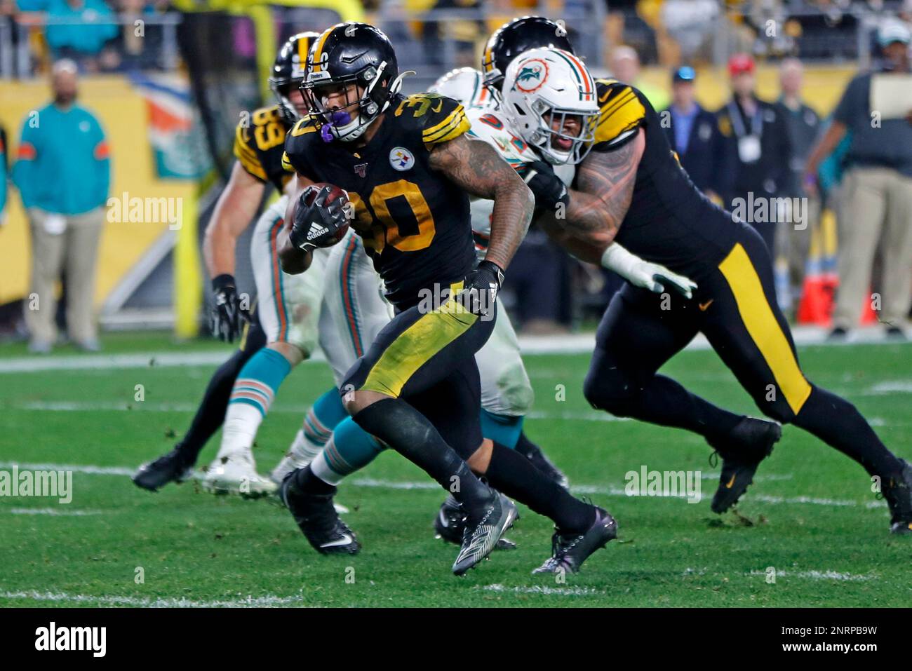 Pittsburgh Steelers running back James Conner (30) rushes for a ...