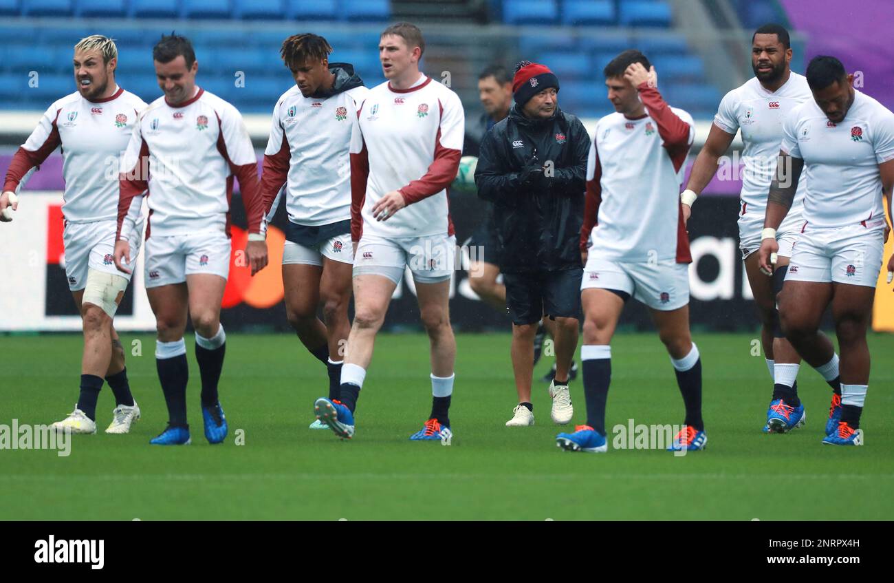 Members of the England national rugby union team practice during ...