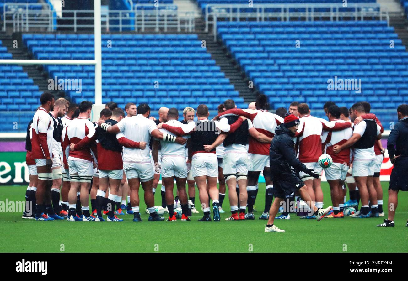 Members of the England national rugby union team practice during ...