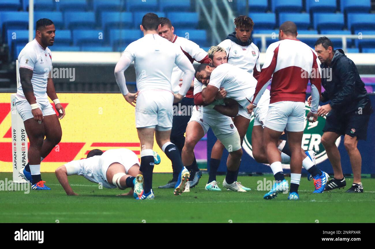 Members of the England national rugby union team practice during ...
