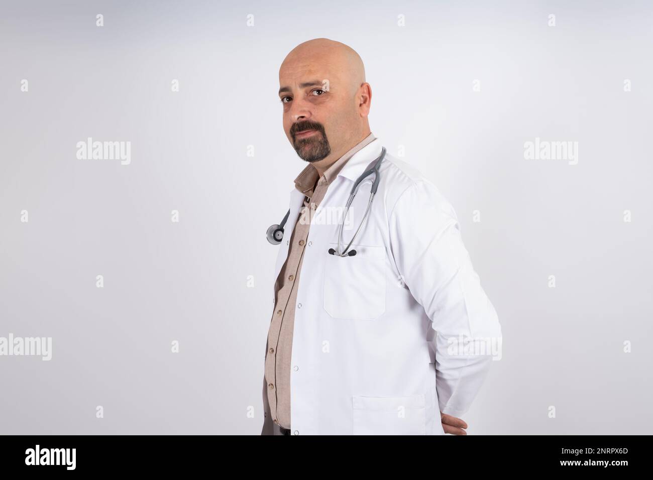 Portrait of caucasian doctor, attractive, confident, seriously, smiling ...