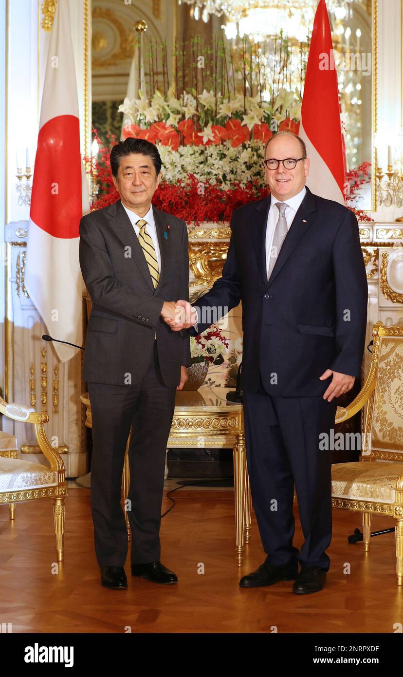 Japanese Prime Minister Shinzo Abe (L) and Monaco Prince Albert II ...