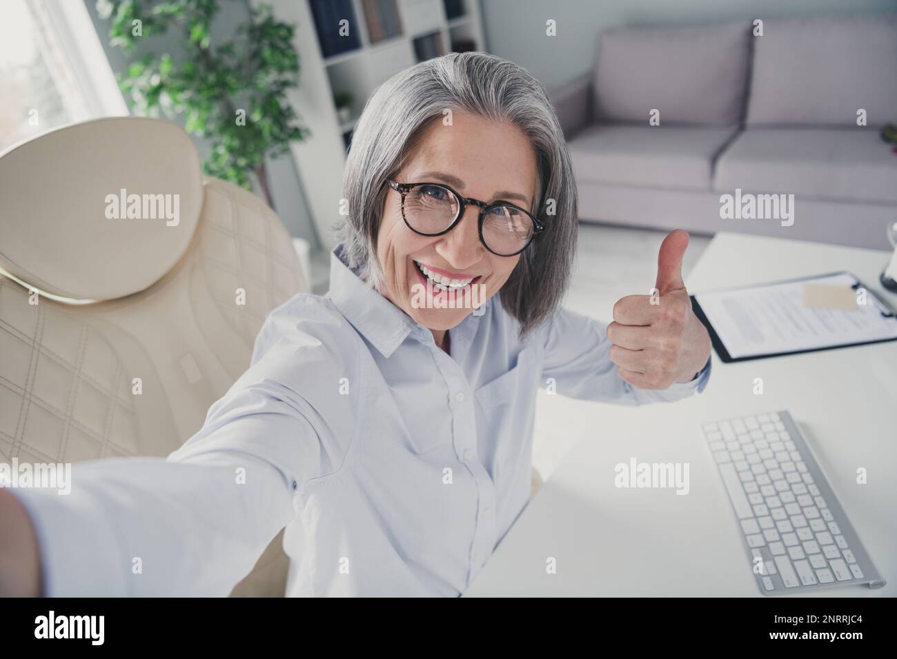 Photo portrait of senior pensioner businesswoman entrepreneur manager ...