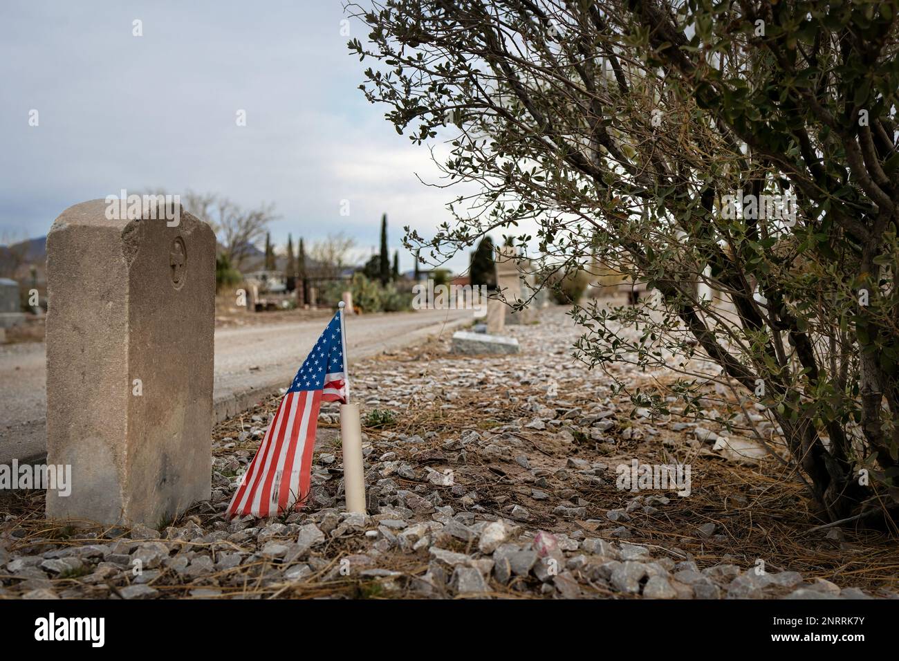 An American flag on the grave of a veteran at Concordia Cemetery in El ...