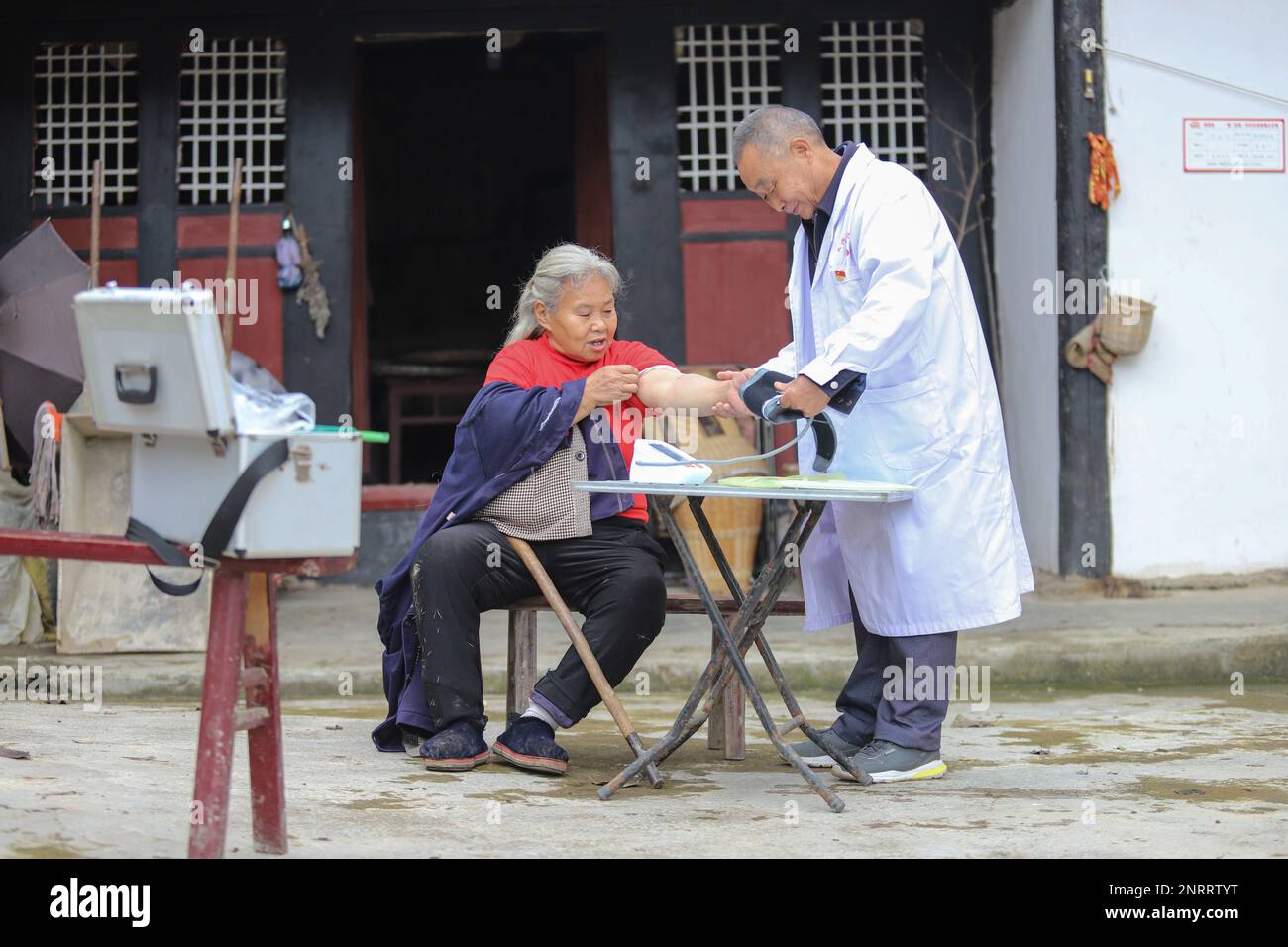 71 years old country doctor Yuanshu Yong protect the 3000 villagers ...