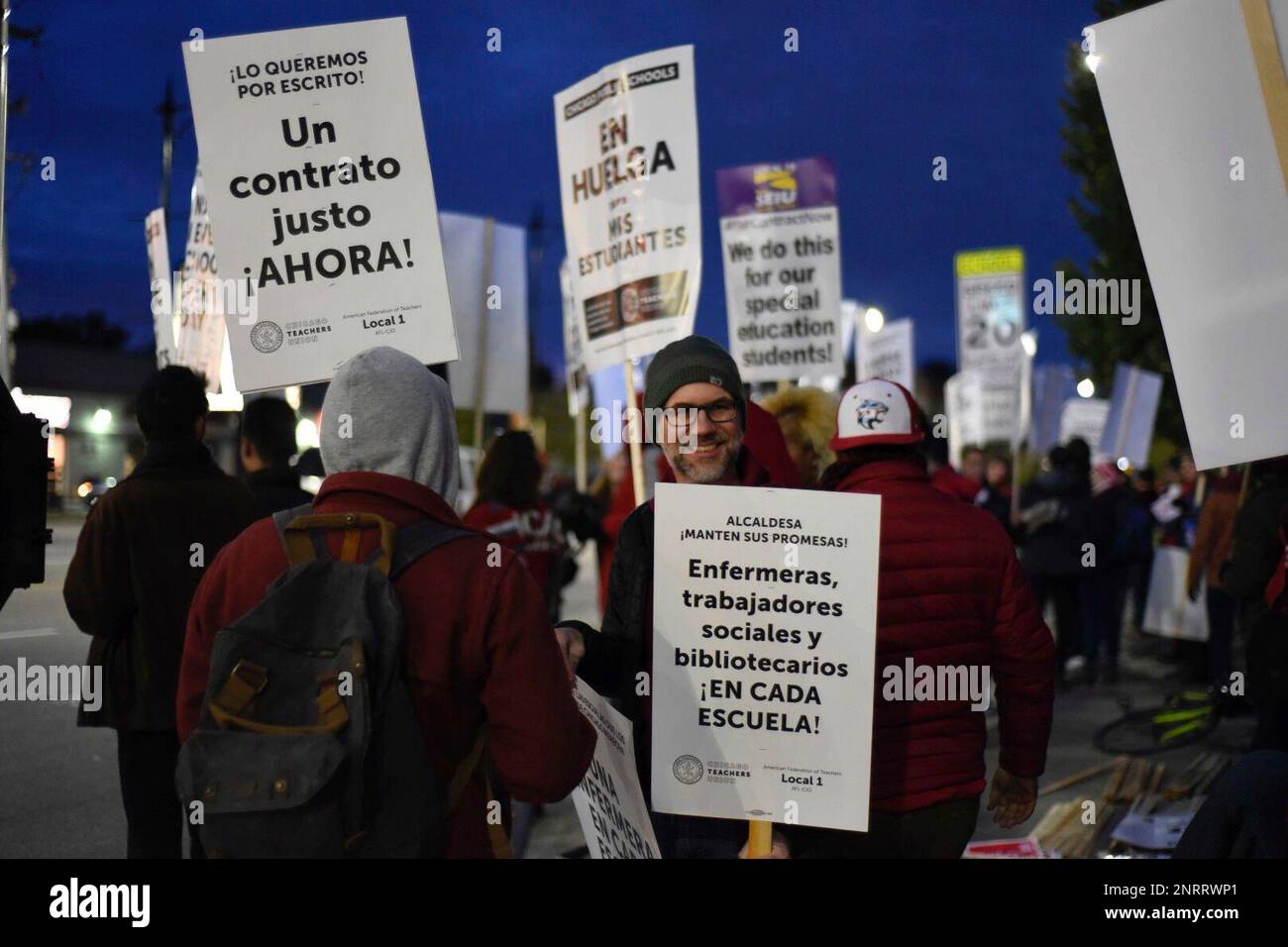 Chicago Public Schools teachers pickets early Thursday morning at Lane ...