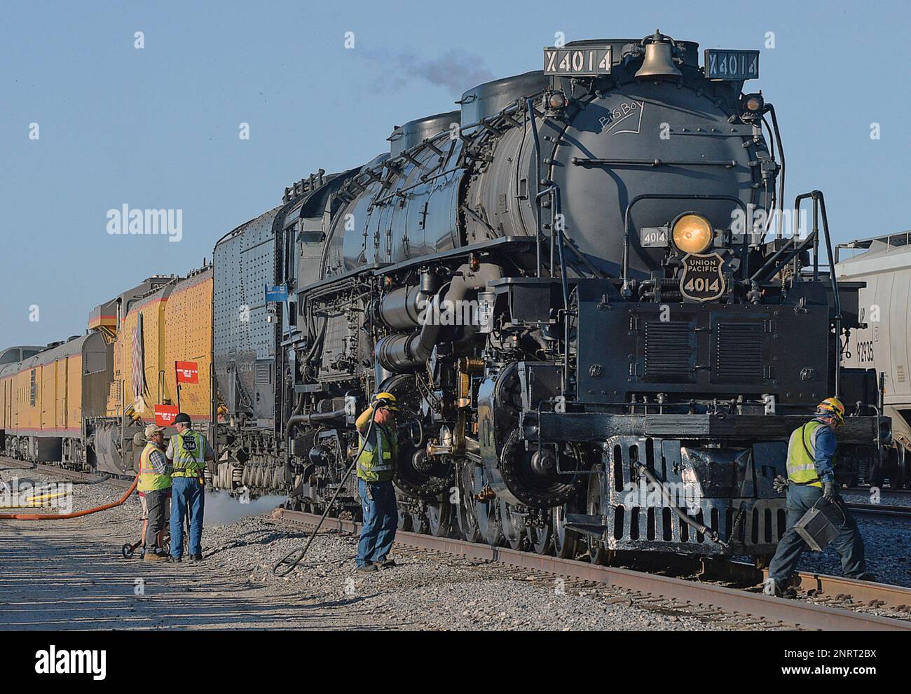 Crew personnel begin immediate maintenance work on Union Pacific Big ...