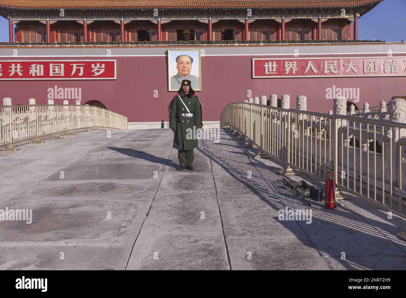Guard in tiananmen square hi-res stock photography and images - Alamy