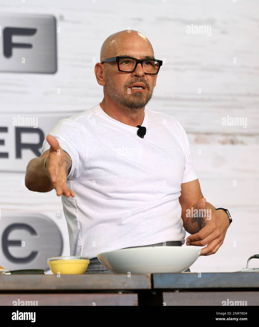 Michael symon hi-res stock photography and images - Alamy
