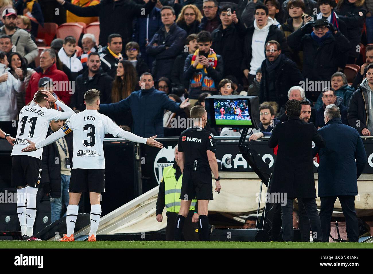 Referee Alejandro Jose Hernandez Hernandez with the VAR Stock Photo - Alamy