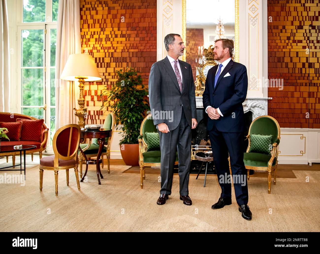 Spain's King Felipe and Dutch King Willem-Alexander, right, pose for ...