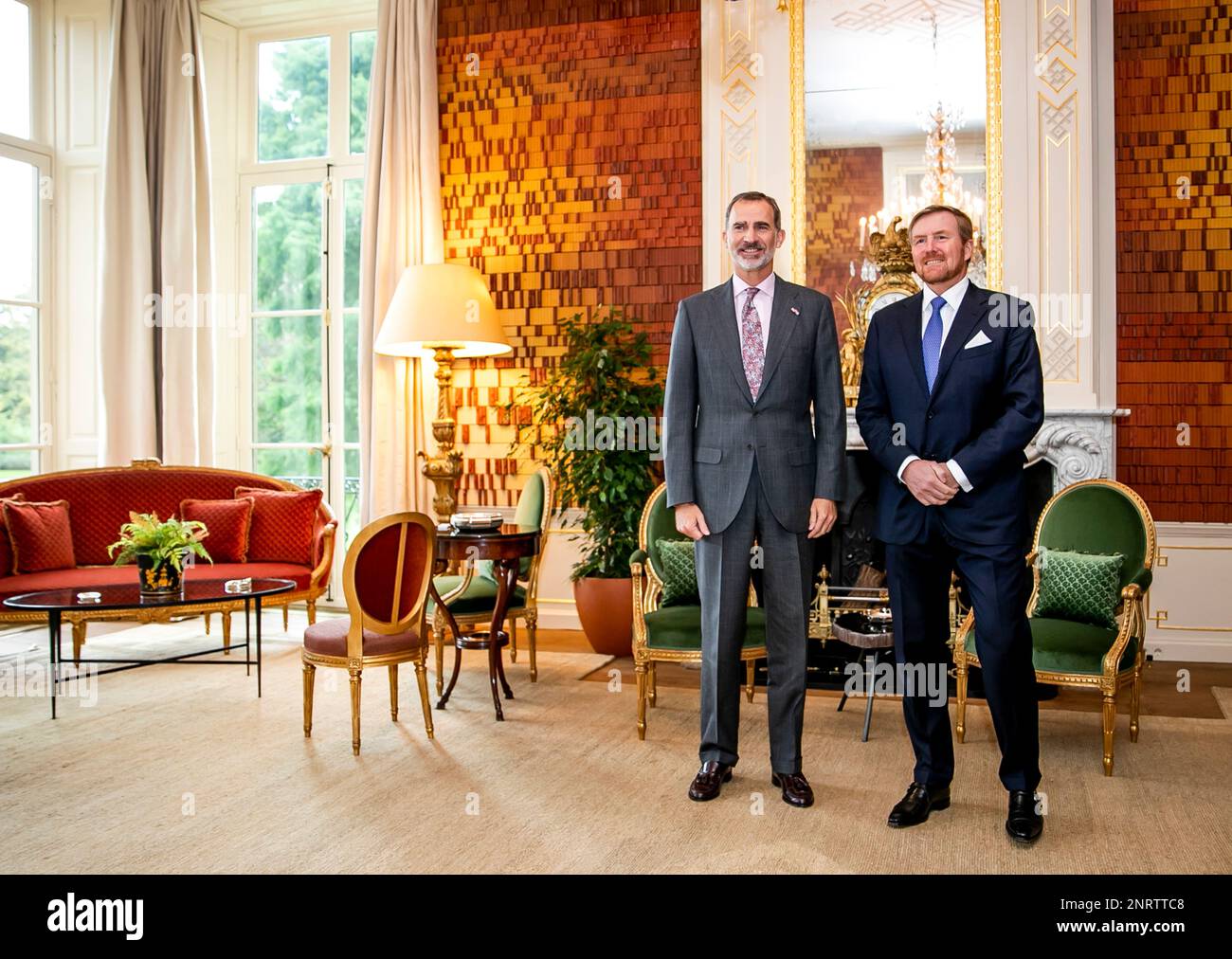 Spain's King Felipe and Dutch King Willem-Alexander, right, pose for ...